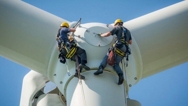 How to Become a Wind Turbine Technician in Australia: Your Guide to GWO ...